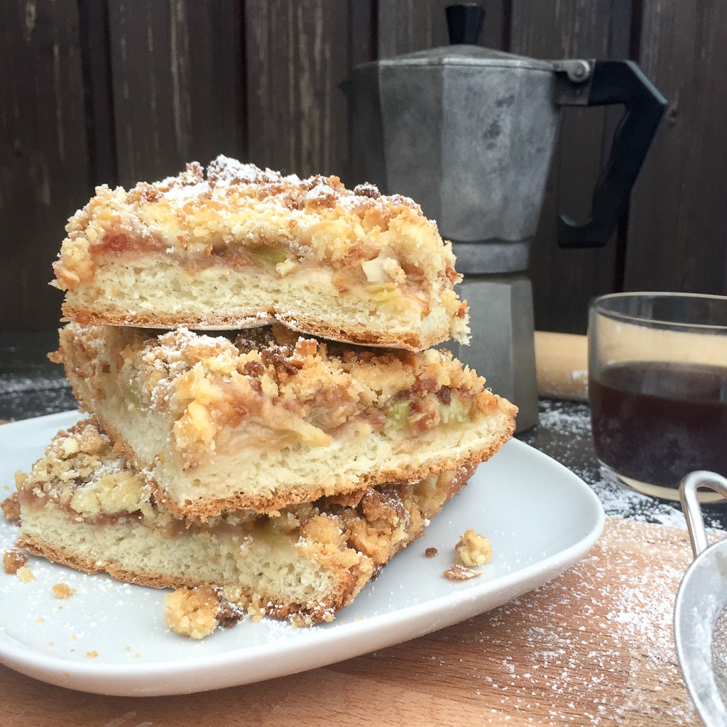 Rhubarb raspberry crumble cake - extremely easy recipe